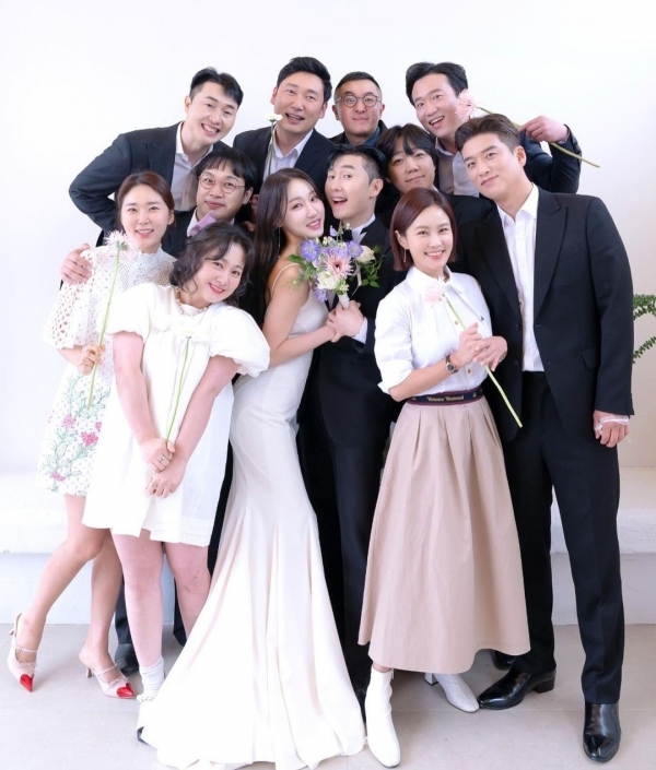 김지민-박나래 등 이상호-김자연 웨딩화보 위해 KBS 21기 개그맨 총출동 - 뉴스인사이드